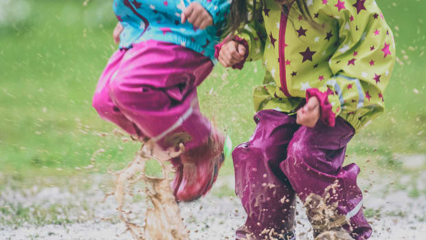 Mom Lets Daughter Play in the Rain and It Was Like a Movie Scene ...
