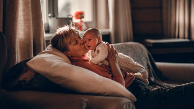 Woman’s Mom With Alzheimer’s Goes Non-Verbal Until She Meets Newborn Granddaughter - Owlcation