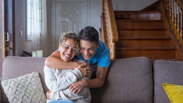 Teen Tries To Make Brother Jealous By Snuggling Mom and It Massively Backfires on Him - Owlcation