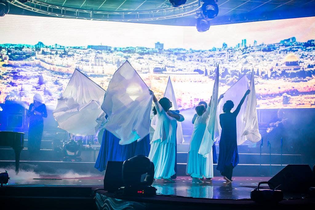 The Symbolic Use of Flags and Banners in Praise and Worship - Owlcation