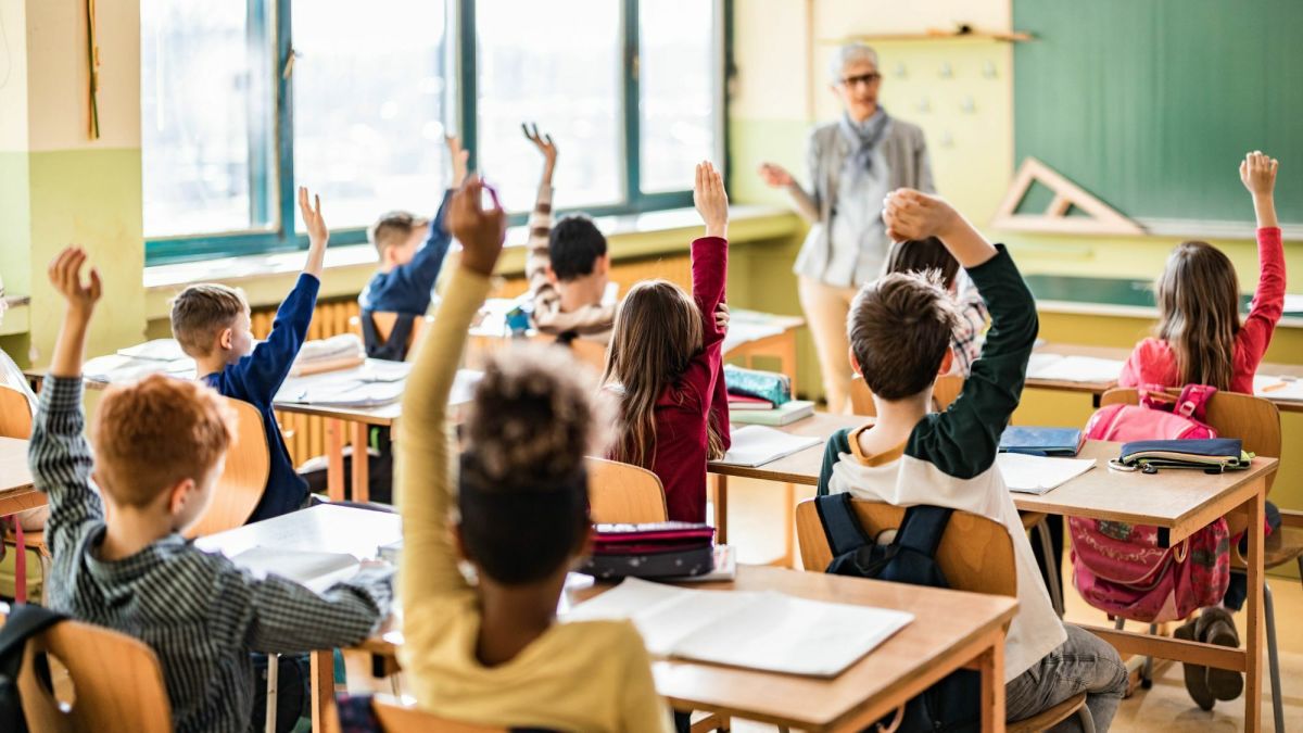 10 Fun Classroom Activities to Help Students Practice Speaking English ...