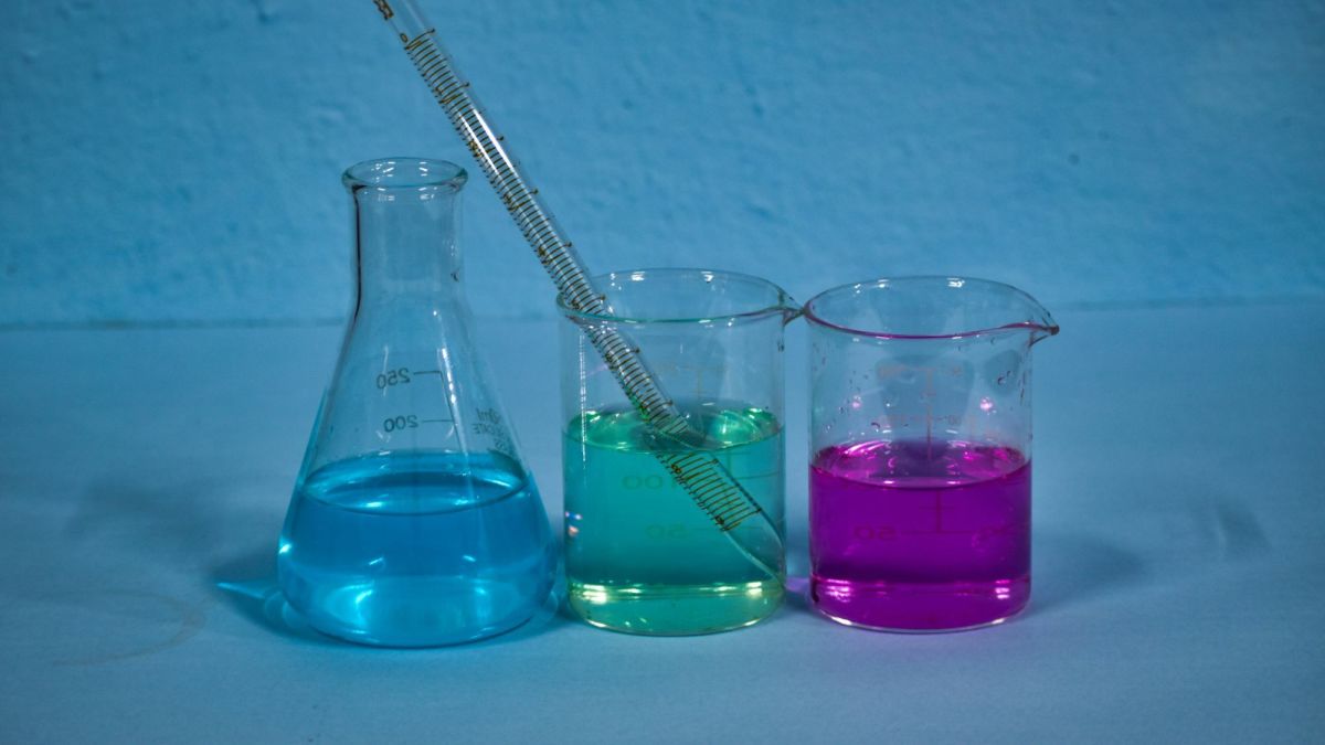 How to Make a Solution in Chemistry - Owlcation