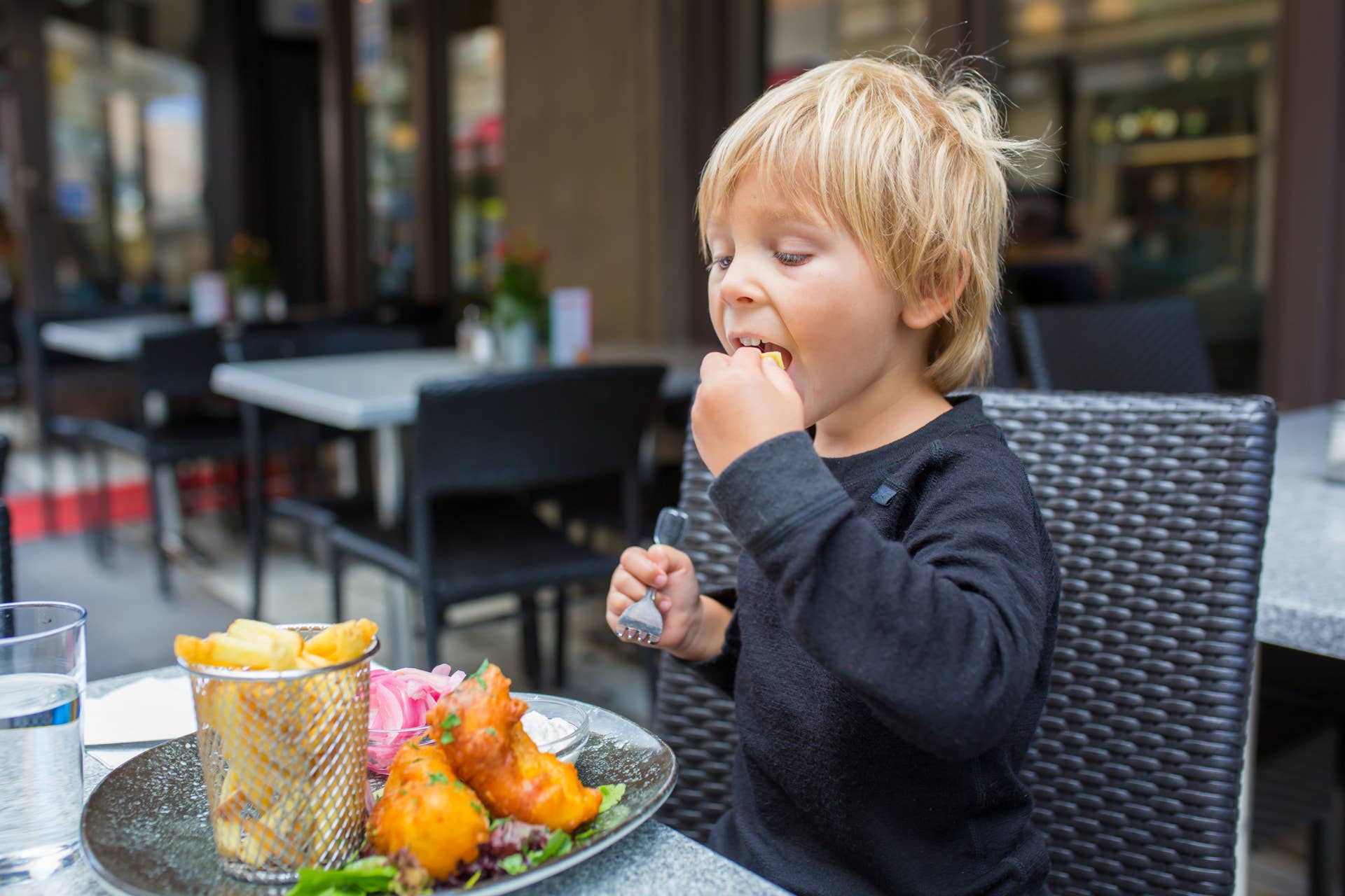 Parents Share How They Keep Kid Entertained at Restaurant Without an ...
